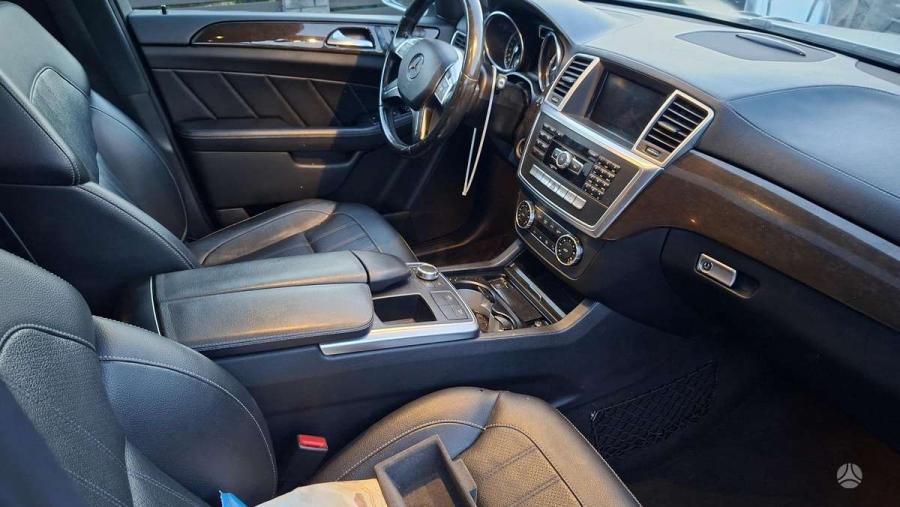 Grey Mercedes-Benz GL 450 2016 in Kaunas, with an engine capacity of 3.00 L and mileage of 150 thousand km for 16200 €, photo 6 on AUTOMOTO.COM.LV