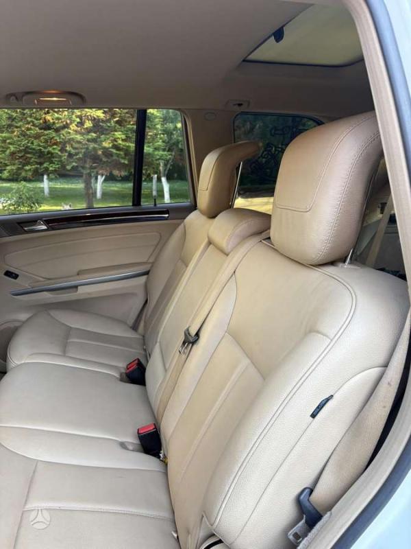 White Mercedes-Benz GL 450 2011 in Silute, with an engine capacity of 4.66 L and mileage of 283 thousand km for 9009 €, photo 7 on AUTOMOTO.COM.LV