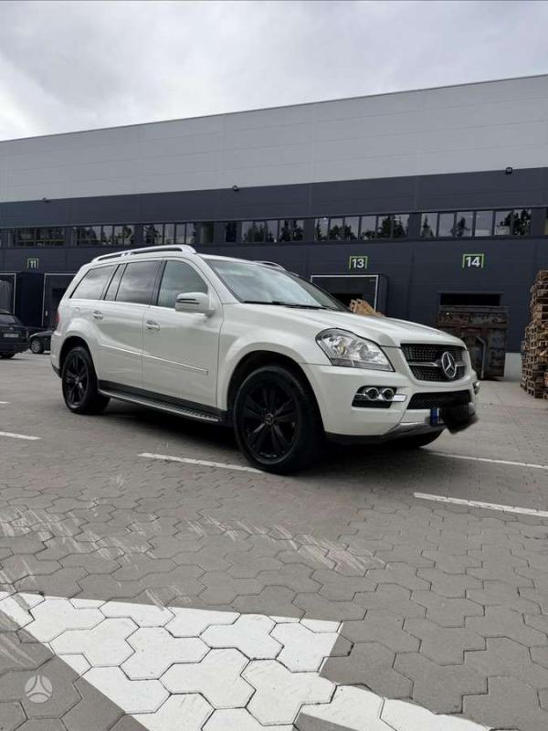 White Mercedes-Benz GL 450 2011 in Kaunas, with an engine capacity of 4.66 L and mileage of 247 thousand km for 8700 €, photo 1 on AUTOMOTO.COM.LV