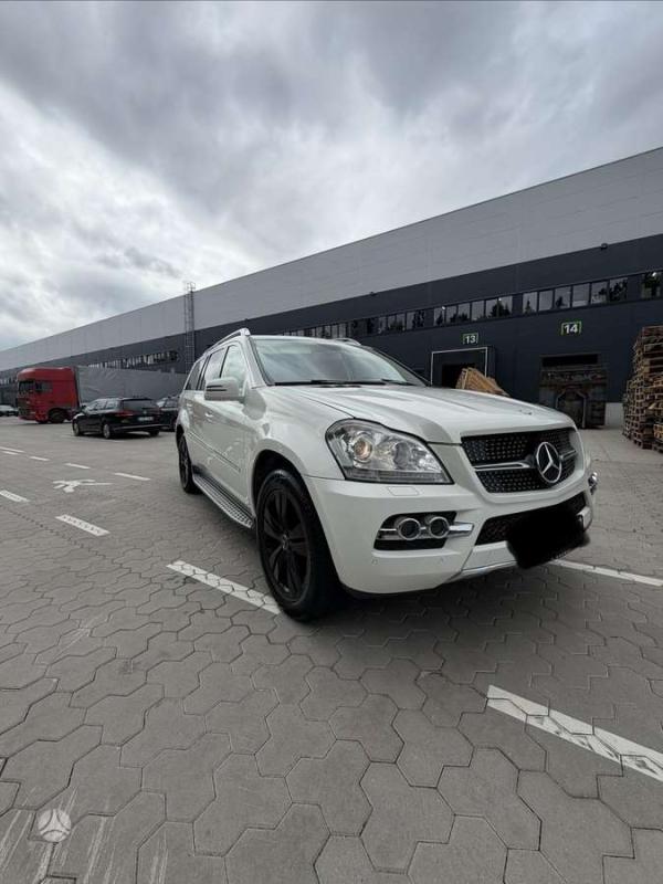 White Mercedes-Benz GL 450 2011 in Kaunas, with an engine capacity of 4.66 L and mileage of 247 thousand km for 8700 €, photo 3 on AUTOMOTO.COM.LV