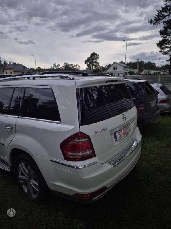 Mercedes-Benz GL 450 2011 Viļņa vietnē Balts Mercedes-Benz GL 450 2011 Viļņa, ar dzinēja tilpumu 4.70 L un nobraukumu 180 tūkst. km par 10500 €, foto 7 vietnē AUTOMOTO.COM.LV
