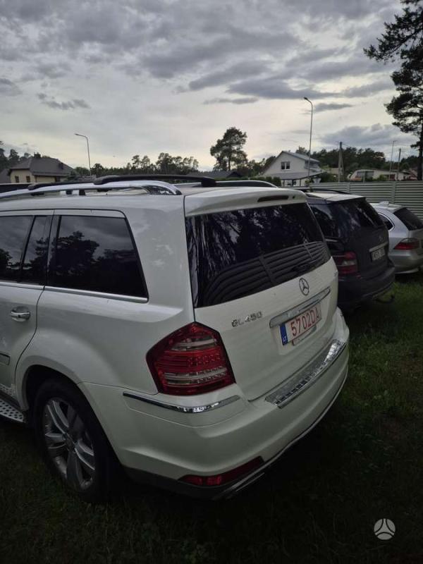 Mercedes-Benz GL 450 2011 Viļņa vietnē Balts Mercedes-Benz GL 450 2011 Viļņa, ar dzinēja tilpumu 4.70 L un nobraukumu 180 tūkst. km par 10500 €, foto 8 vietnē AUTOMOTO.COM.LV