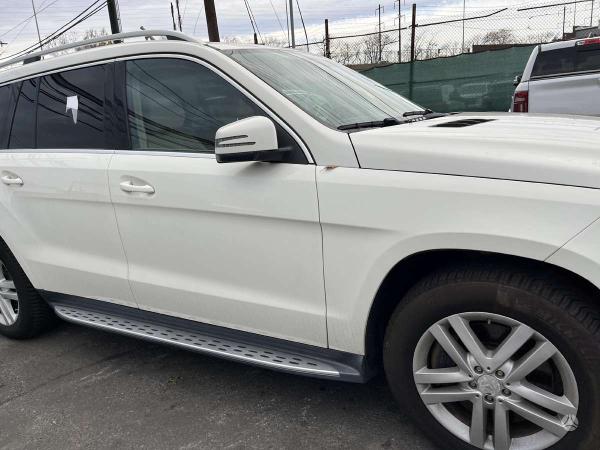 White Mercedes-Benz GL 450 2013 in Siauliai, with an engine capacity of 4.70 L and mileage of 248 thousand km for 8850 €, photo 5 on AUTOMOTO.COM.LV