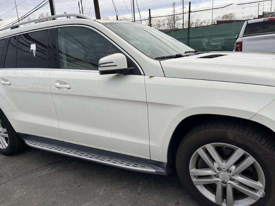 White Mercedes-Benz GL 450 2013 in Siauliai, with an engine capacity of 4.70 L and mileage of 248 thousand km for 8850 €, photo 5 on AUTOMOTO.COM.LV