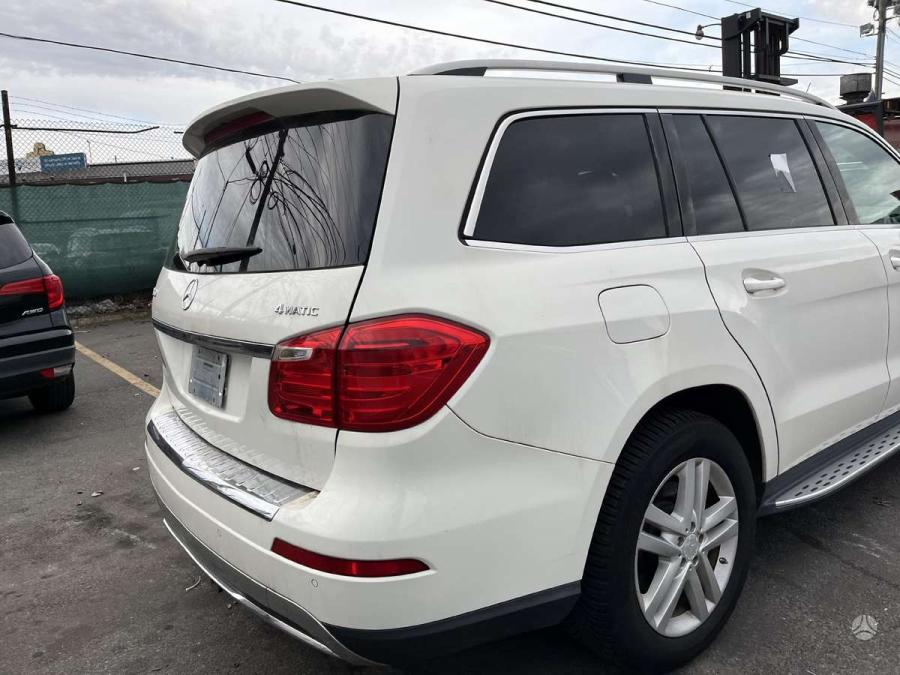 White Mercedes-Benz GL 450 2013 in Siauliai, with an engine capacity of 4.70 L and mileage of 248 thousand km for 8850 €, photo 11 on AUTOMOTO.COM.LV
