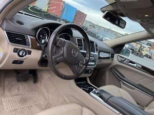 White Mercedes-Benz GL 450 2013 in Siauliai, with an engine capacity of 4.70 L and mileage of 248 thousand km for 8850 €, photo 12 on AUTOMOTO.COM.LV
