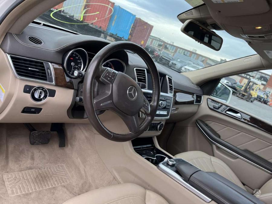 White Mercedes-Benz GL 450 2013 in Siauliai, with an engine capacity of 4.70 L and mileage of 248 thousand km for 8850 €, photo 12 on AUTOMOTO.COM.LV