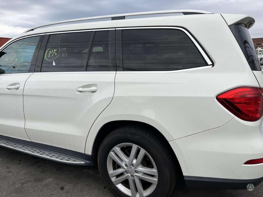 White Mercedes-Benz GL 450 2013 in Siauliai, with an engine capacity of 4.70 L and mileage of 248 thousand km for 8850 €, photo 16 on AUTOMOTO.COM.LV