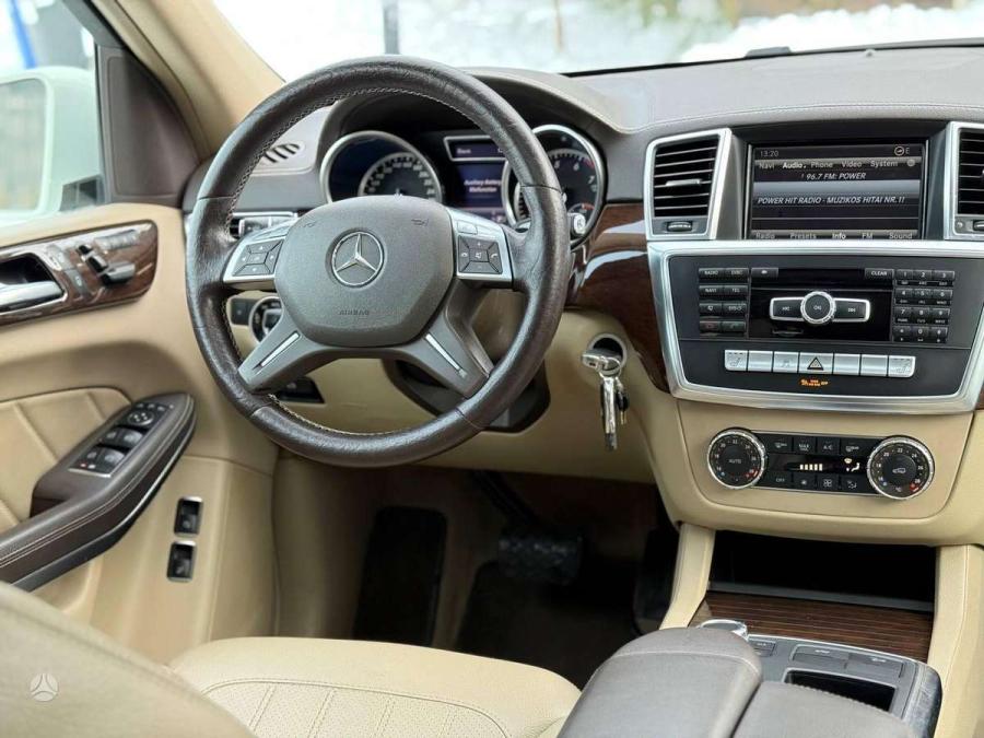 White Mercedes-Benz GL 450 2013 in Klaipeda, with an engine capacity of 4.66 L and mileage of 140 thousand km for 15500 €, photo 17 on AUTOMOTO.COM.LV