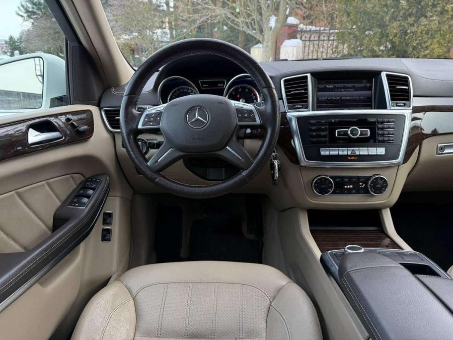 White Mercedes-Benz GL 450 2013 in Klaipeda, with an engine capacity of 4.66 L and mileage of 140 thousand km for 15700 €, photo 16 on AUTOMOTO.COM.LV