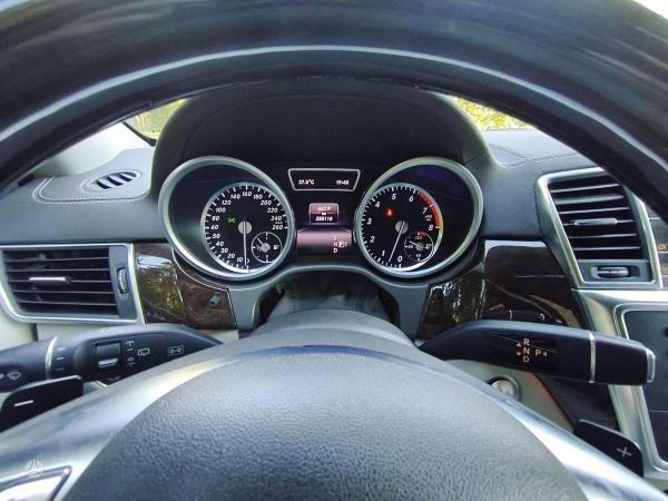 White Mercedes-Benz GL 450 2013 in Vilnius, with an engine capacity of 4.66 L and mileage of 258 thousand km for 14000 €, photo 5 on AUTOMOTO.COM.LV
