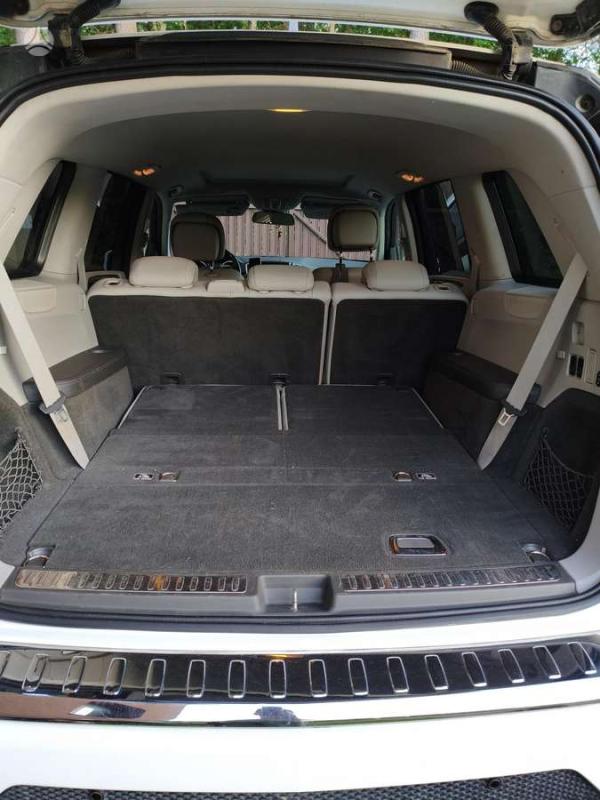 White Mercedes-Benz GL 450 2013 in Vilnius, with an engine capacity of 4.66 L and mileage of 258 thousand km for 14000 €, photo 9 on AUTOMOTO.COM.LV