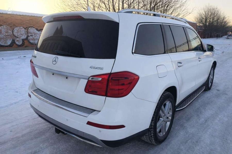 White Mercedes-Benz GL 450 2014 in Siauliai, with an engine capacity of 4.70 L and mileage of 303 thousand km for 12300 €, photo 4 on AUTOMOTO.COM.LV