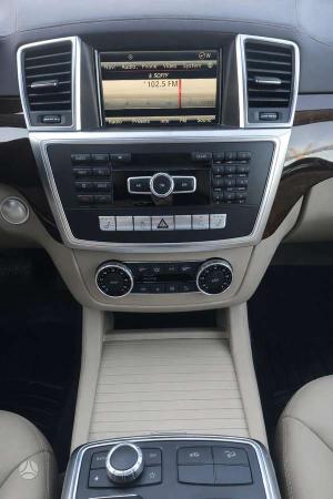 White Mercedes-Benz GL 450 2014 in Siauliai, with an engine capacity of 4.70 L and mileage of 303 thousand km for 12300 €, photo 11 on AUTOMOTO.COM.LV