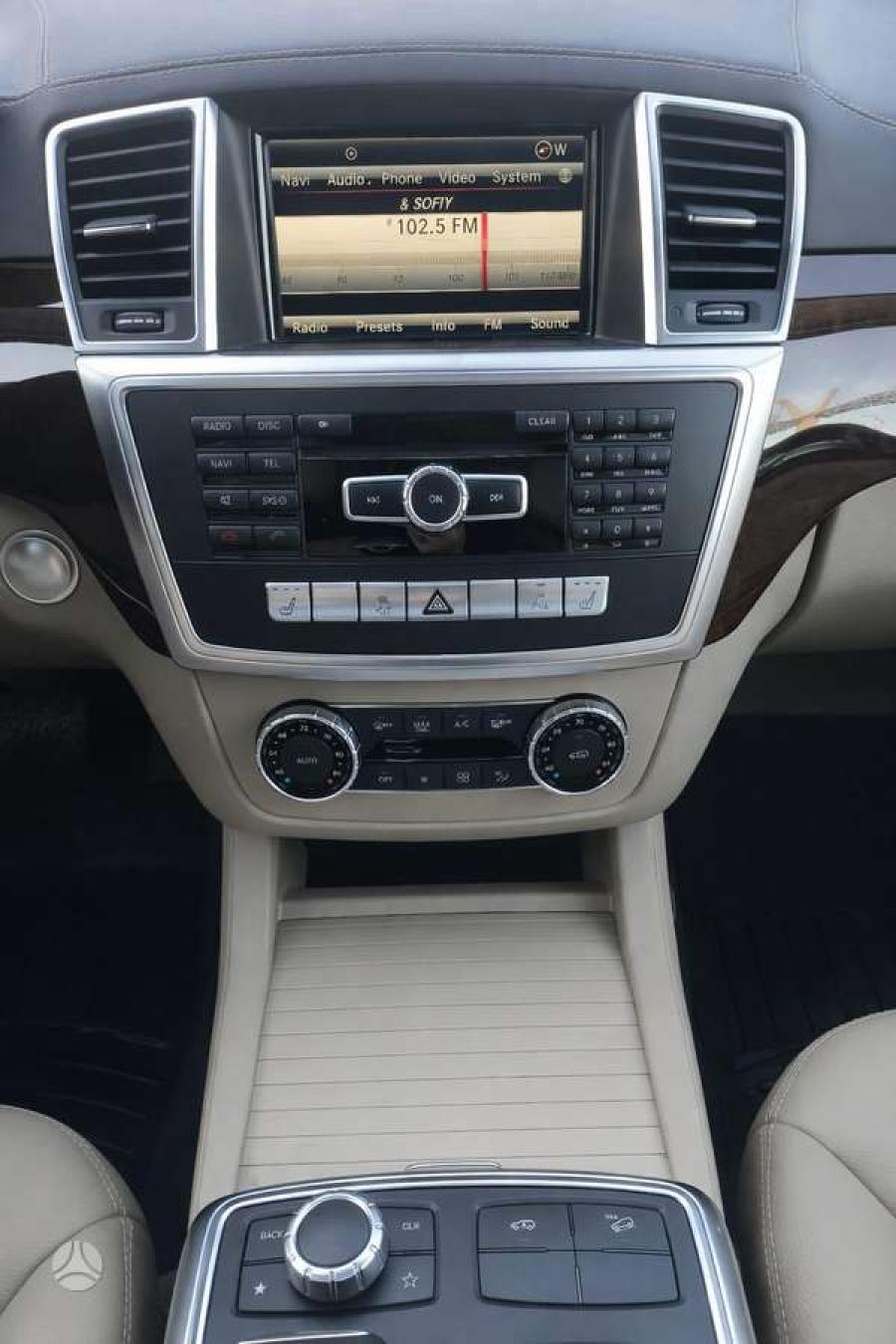 White Mercedes-Benz GL 450 2014 in Siauliai, with an engine capacity of 4.70 L and mileage of 303 thousand km for 12300 €, photo 11 on AUTOMOTO.COM.LV
