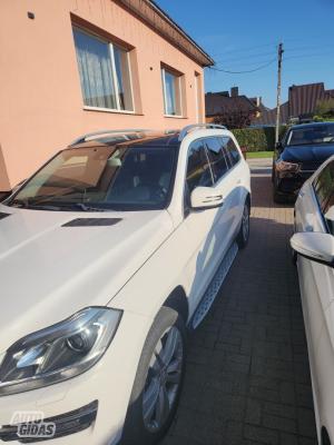 White Mercedes-Benz GL 450 2014 in Taurage, with an engine capacity of 4.60 L and mileage of 208 thousand km for 18800 €, photo 4 on AUTOMOTO.COM.LV