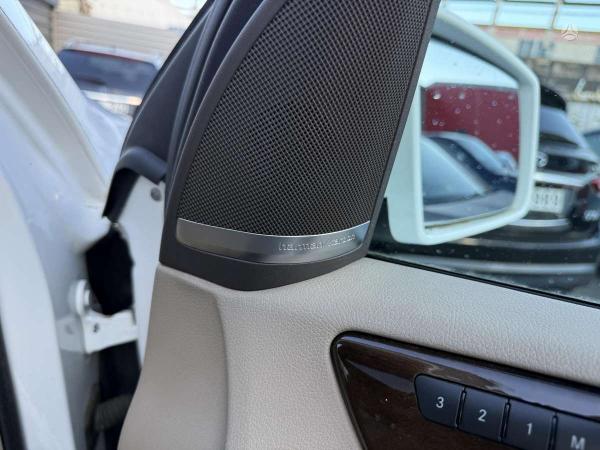 White Mercedes-Benz GL 450 2014 in Vilnius, with an engine capacity of 4.66 L and mileage of 134 thousand km for 10400 €, photo 9 on AUTOMOTO.COM.LV