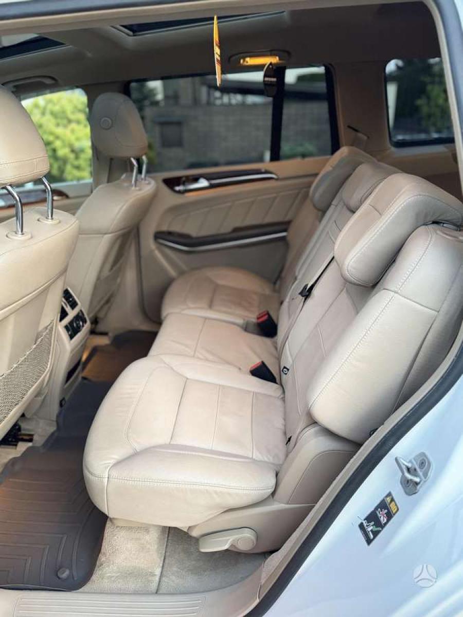 White Mercedes-Benz GL 450 2014 in Vilnius, with an engine capacity of 4.50 L and mileage of 211 thousand km for 14999 €, photo 6 on AUTOMOTO.COM.LV