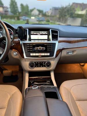 White Mercedes-Benz GL 450 2014 in Vilnius, with an engine capacity of 4.50 L and mileage of 211 thousand km for 14999 €, photo 8 on AUTOMOTO.COM.LV