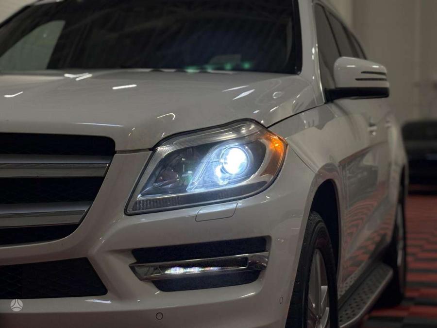 White Mercedes-Benz GL 450 2015 in Vilnius, with an engine capacity of 3.00 L and mileage of 205 thousand km for 17000 €, photo 8 on AUTOMOTO.COM.LV