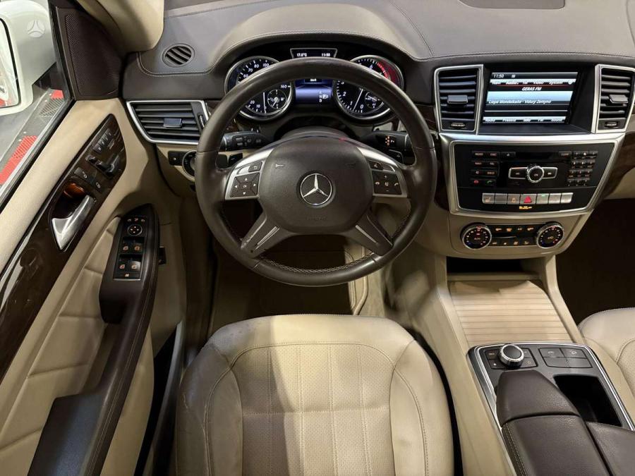 White Mercedes-Benz GL 450 2015 in Vilnius, with an engine capacity of 3.00 L and mileage of 205 thousand km for 17000 €, photo 21 on AUTOMOTO.COM.LV