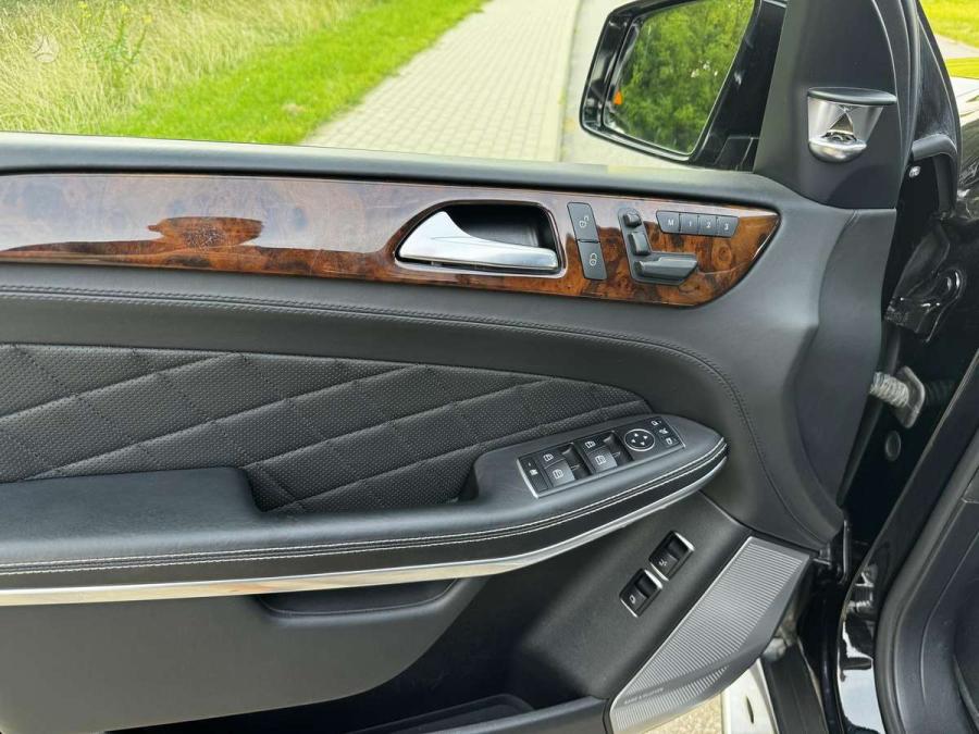Black Mercedes-Benz gl-500 2015 in Vilnius, with an engine capacity of 4.66 L and mileage of 182 thousand km for 21999 €, photo 27 on AUTOMOTO.COM.LV