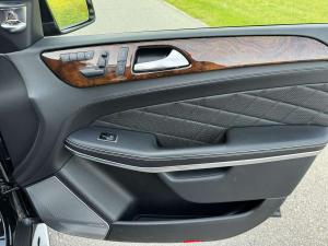 Black Mercedes-Benz gl-500 2015 in Vilnius, with an engine capacity of 4.66 L and mileage of 182 thousand km for 21999 €, photo 28 on AUTOMOTO.COM.LV