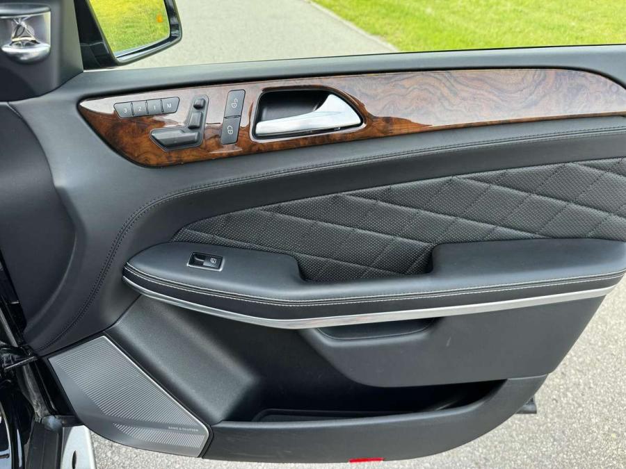 Black Mercedes-Benz gl-500 2015 in Vilnius, with an engine capacity of 4.66 L and mileage of 182 thousand km for 21999 €, photo 28 on AUTOMOTO.COM.LV