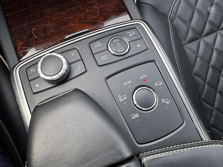 Black Mercedes-Benz gl-500 2015 in Vilnius, with an engine capacity of 4.66 L and mileage of 182 thousand km for 21999 €, photo 46 on AUTOMOTO.COM.LV