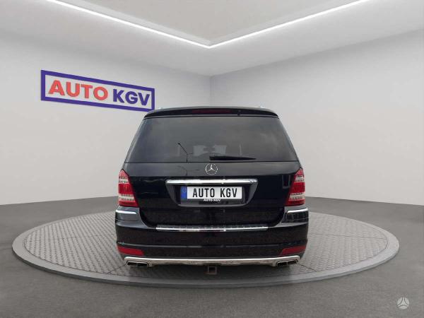 Black Mercedes-Benz gl-550 2010 in Kaunas, with an engine capacity of 5.50 L and mileage of 311 thousand km for 7499 €, photo 4 on AUTOMOTO.COM.LV