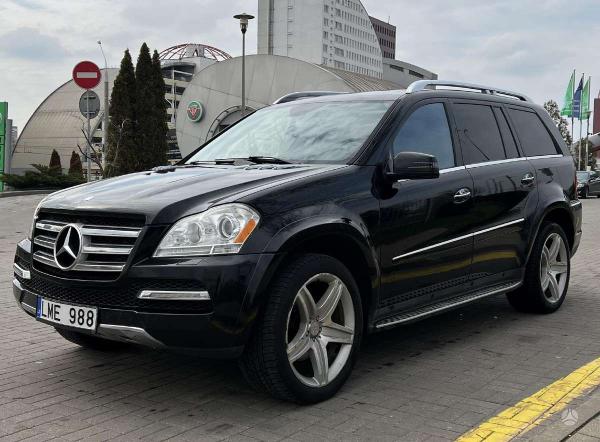Black Mercedes-Benz gl-550 2011 in Vilnius, with an engine capacity of 5.50 L and mileage of 299 thousand km for 9999 €, photo 2 on AUTOMOTO.COM.LV