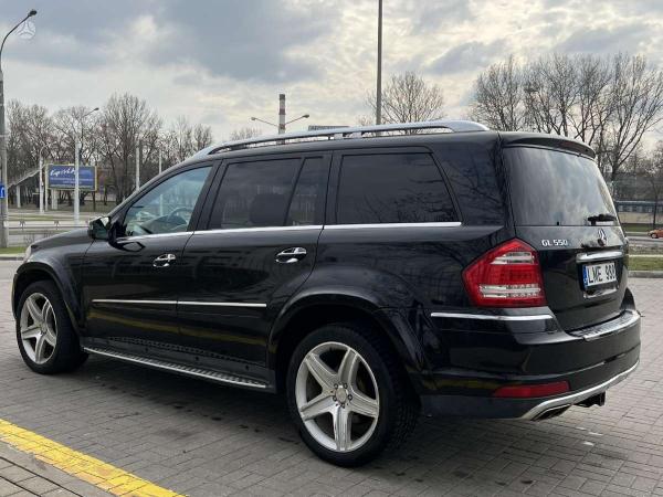 Black Mercedes-Benz gl-550 2011 in Vilnius, with an engine capacity of 5.50 L and mileage of 299 thousand km for 9999 €, photo 3 on AUTOMOTO.COM.LV