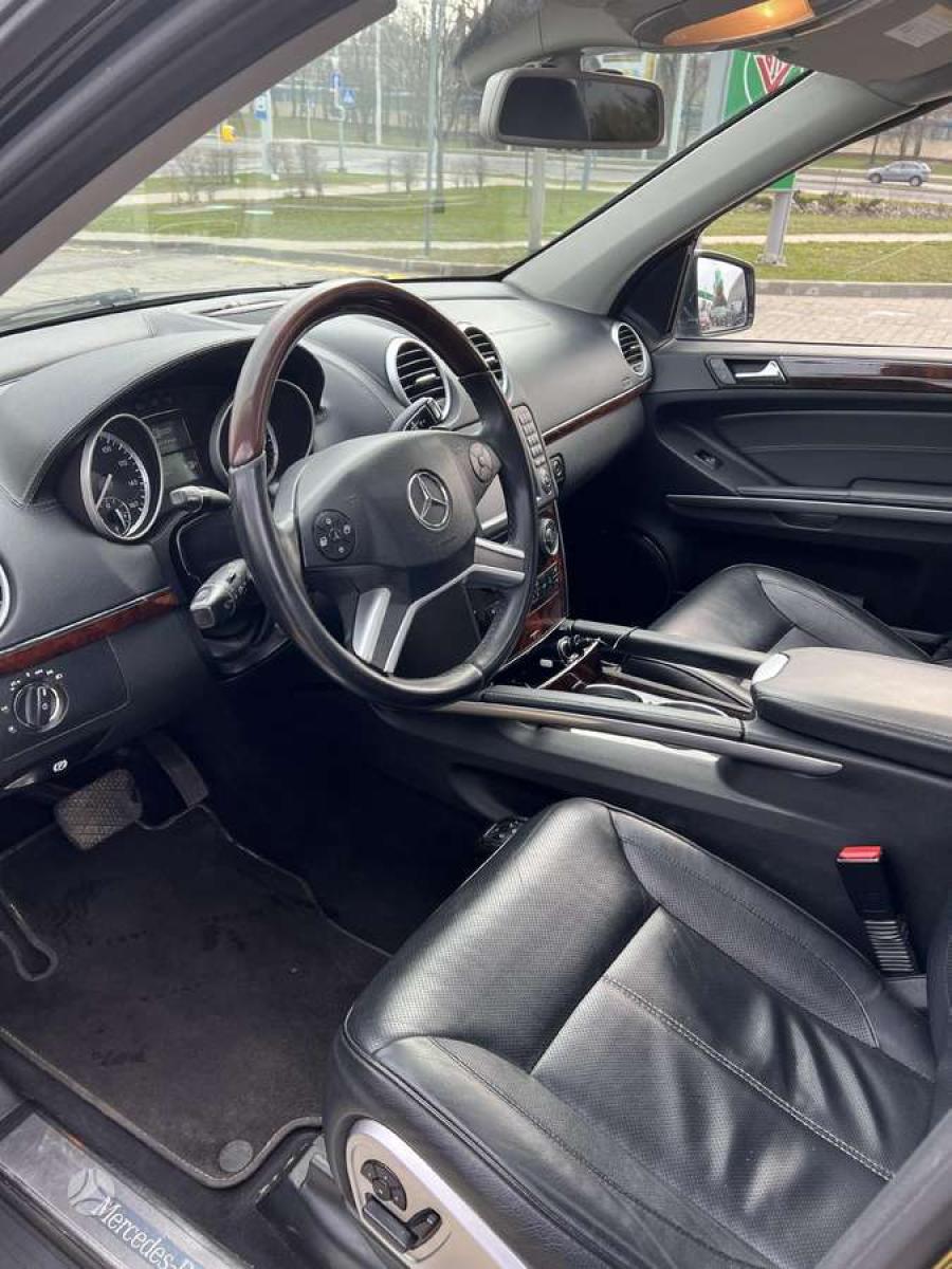 Melns Mercedes-Benz gl-550 2011 Viļņa, ar dzinēja tilpumu 5.50 L un nobraukumu 299 tūkst. km par 9999 €, foto 9 vietnē AUTOMOTO.COM.LV
