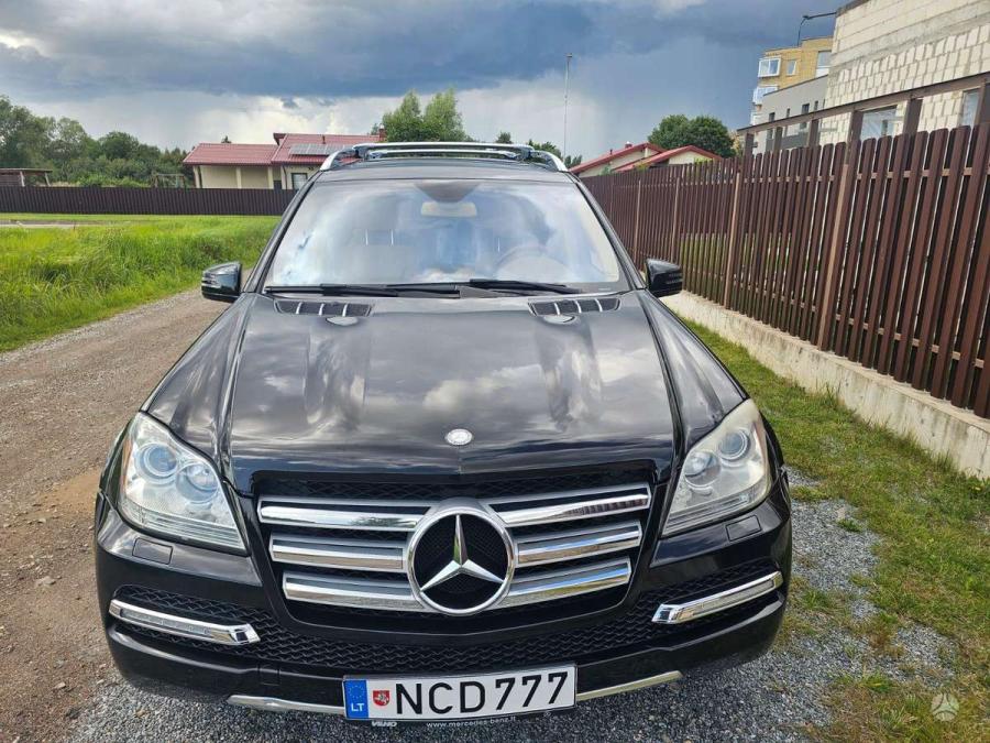 Black Mercedes-Benz gl-550 2011 in Panevezys, with an engine capacity of 5.46 L and mileage of 164 thousand km for 12900 €, photo 1 on AUTOMOTO.COM.LV