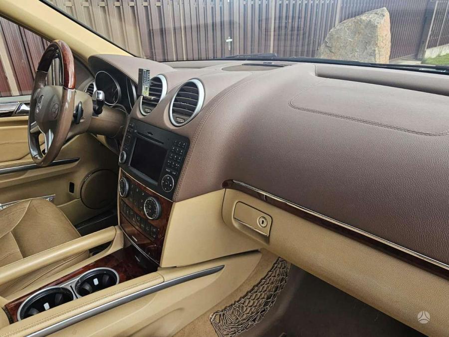 Black Mercedes-Benz gl-550 2011 in Panevezys, with an engine capacity of 5.46 L and mileage of 164 thousand km for 12900 €, photo 14 on AUTOMOTO.COM.LV