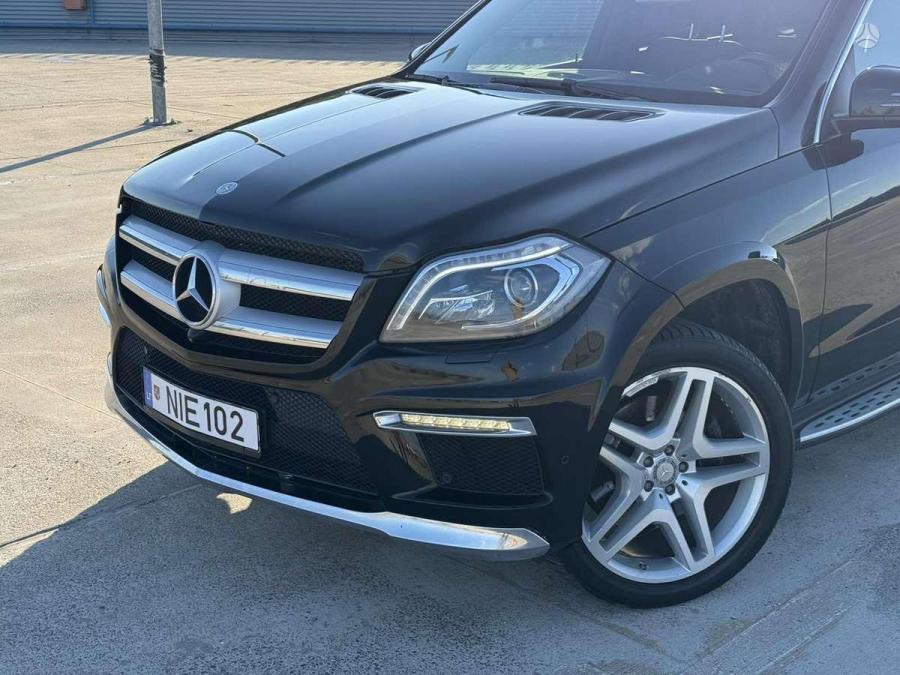 Black Mercedes-Benz gl-550 2013 in Vilnius, with an engine capacity of 4.70 L and mileage of 240 thousand km for 17500 €, photo 13 on AUTOMOTO.COM.LV