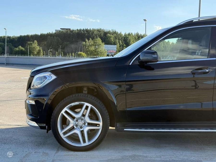 Black Mercedes-Benz gl-550 2013 in Vilnius, with an engine capacity of 4.70 L and mileage of 240 thousand km for 17500 €, photo 15 on AUTOMOTO.COM.LV