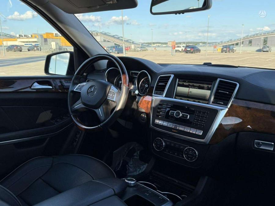 Black Mercedes-Benz gl-550 2013 in Vilnius, with an engine capacity of 4.70 L and mileage of 240 thousand km for 17500 €, photo 22 on AUTOMOTO.COM.LV