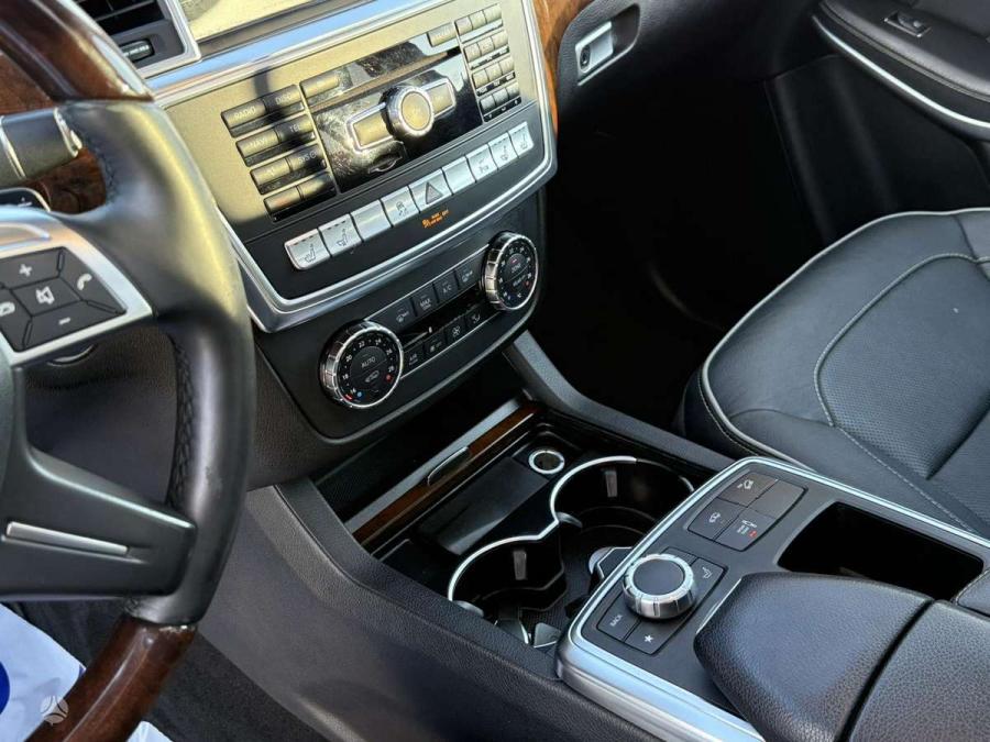 Black Mercedes-Benz gl-550 2013 in Vilnius, with an engine capacity of 4.70 L and mileage of 240 thousand km for 17500 €, photo 26 on AUTOMOTO.COM.LV