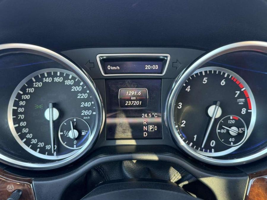 Black Mercedes-Benz gl-550 2013 in Vilnius, with an engine capacity of 4.70 L and mileage of 240 thousand km for 17500 €, photo 28 on AUTOMOTO.COM.LV