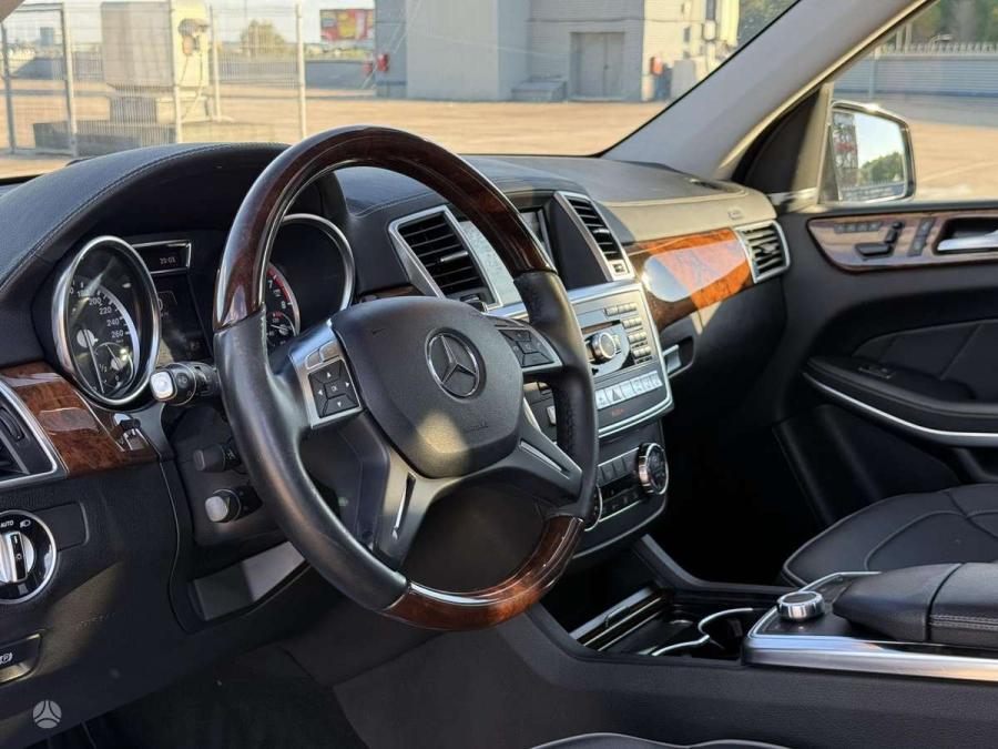 Black Mercedes-Benz gl-550 2013 in Vilnius, with an engine capacity of 4.70 L and mileage of 240 thousand km for 17500 €, photo 30 on AUTOMOTO.COM.LV