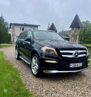 Black Mercedes-Benz gl-550 2013 in Plunge, with an engine capacity of 4.66 L and mileage of 202 thousand km for 12990 €, photo 3 on AUTOMOTO.COM.LV