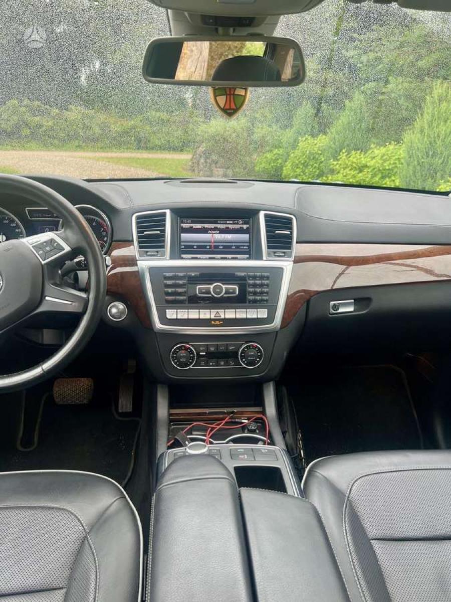 Black Mercedes-Benz gl-550 2013 in Plunge, with an engine capacity of 4.66 L and mileage of 202 thousand km for 12990 €, photo 13 on AUTOMOTO.COM.LV