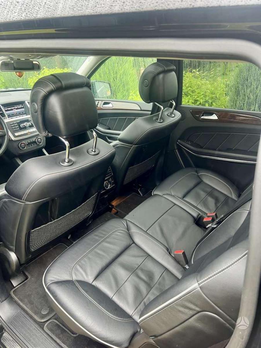 Black Mercedes-Benz gl-550 2013 in Plunge, with an engine capacity of 4.66 L and mileage of 202 thousand km for 12990 €, photo 17 on AUTOMOTO.COM.LV