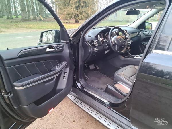 Black Mercedes-Benz gl-550 2015 in Sakiai, with an engine capacity of 4.70 L and mileage of 215 thousand km for 18200 €, photo 9 on AUTOMOTO.COM.LV