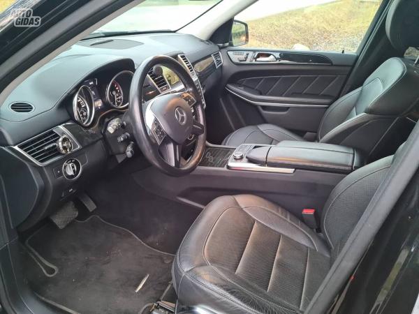 Black Mercedes-Benz gl-550 2015 in Sakiai, with an engine capacity of 4.70 L and mileage of 215 thousand km for 18200 €, photo 10 on AUTOMOTO.COM.LV