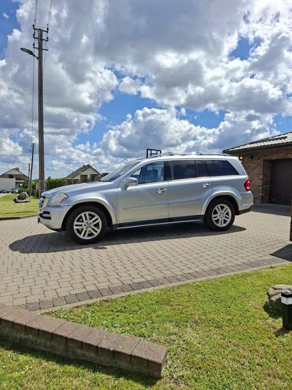 Grey Mercedes-Benz gl-550 2011 in Jonava, with an engine capacity of 5.50 L and mileage of 136 thousand km for 12900 €, photo 1 on AUTOMOTO.COM.LV