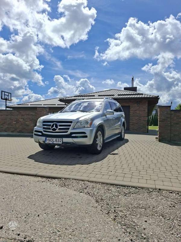 Grey Mercedes-Benz gl-550 2011 in Jonava, with an engine capacity of 5.50 L and mileage of 136 thousand km for 12900 €, photo 2 on AUTOMOTO.COM.LV