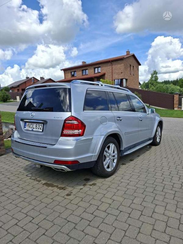 Grey Mercedes-Benz gl-550 2011 in Jonava, with an engine capacity of 5.50 L and mileage of 136 thousand km for 12900 €, photo 5 on AUTOMOTO.COM.LV