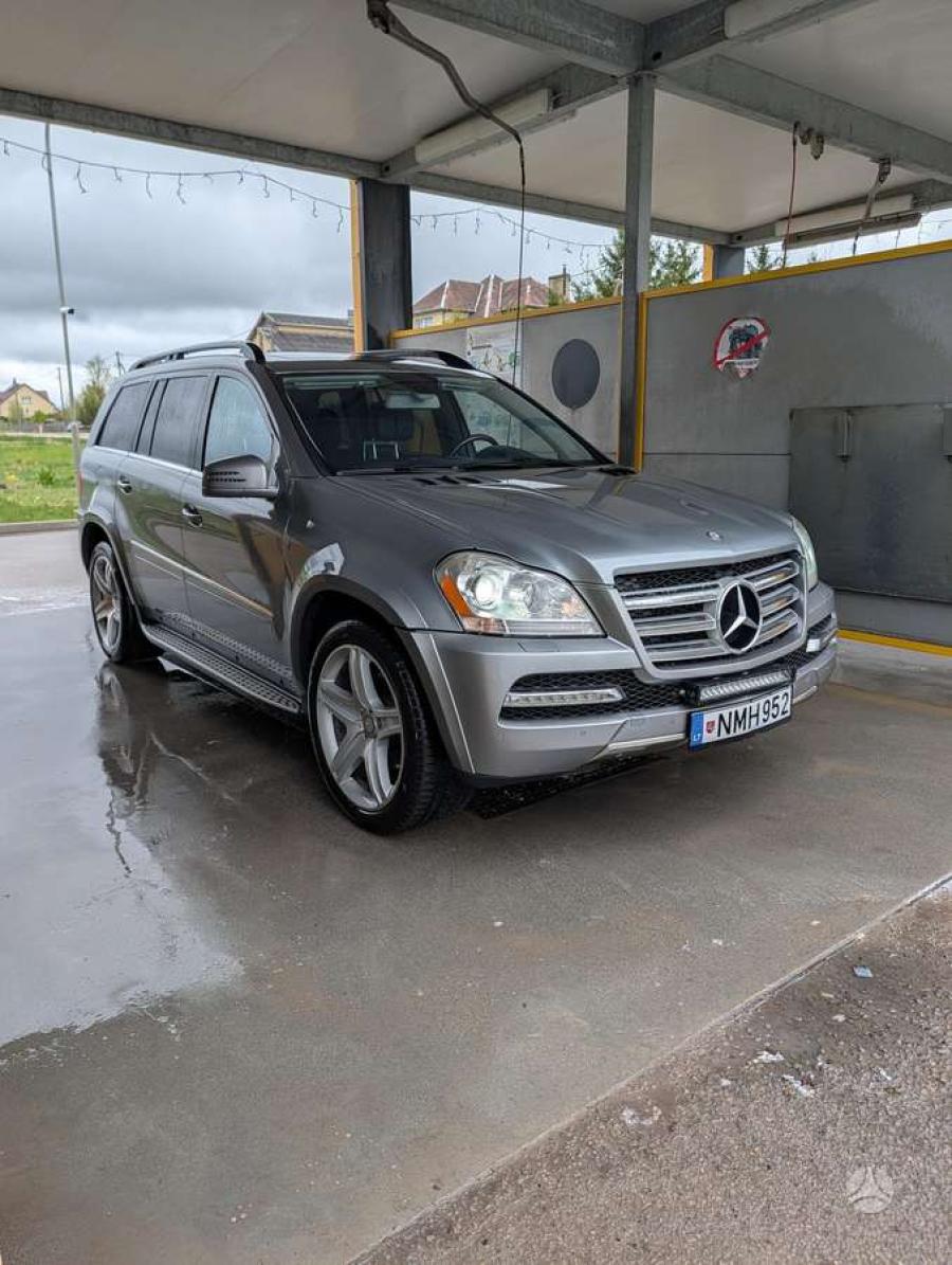 Pelēks Mercedes-Benz gl-550 2012 Šauļi, ar dzinēja tilpumu 5.50 L un nobraukumu 335 tūkst. km par 10500 €, foto 1 vietnē AUTOMOTO.COM.LV